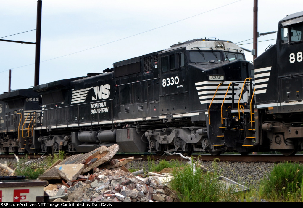 NS C40-8W 8330 trails on 17G